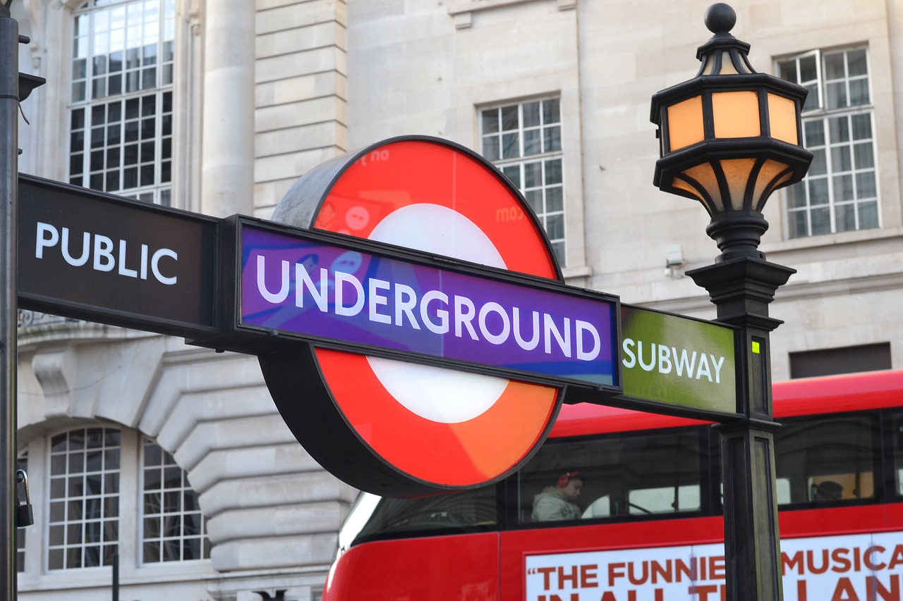 Getting Around London: A Guide to London Transport Payment - Totally ...
